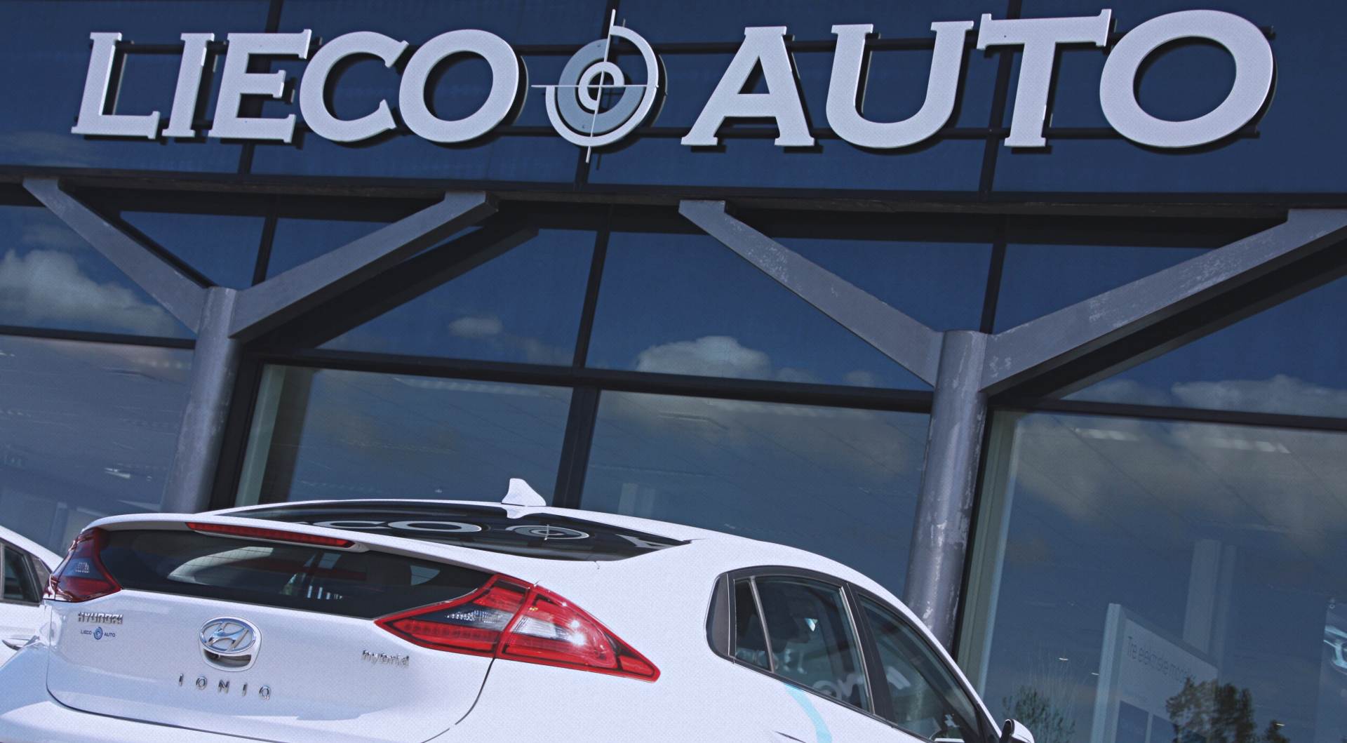 Fleire spanande selskap innan service og handel. | Liegruppen AS